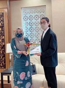 “27 tahun dulu..” -Rizalman kongsi foto berjubah UiTM dengan 2 pangkat ...