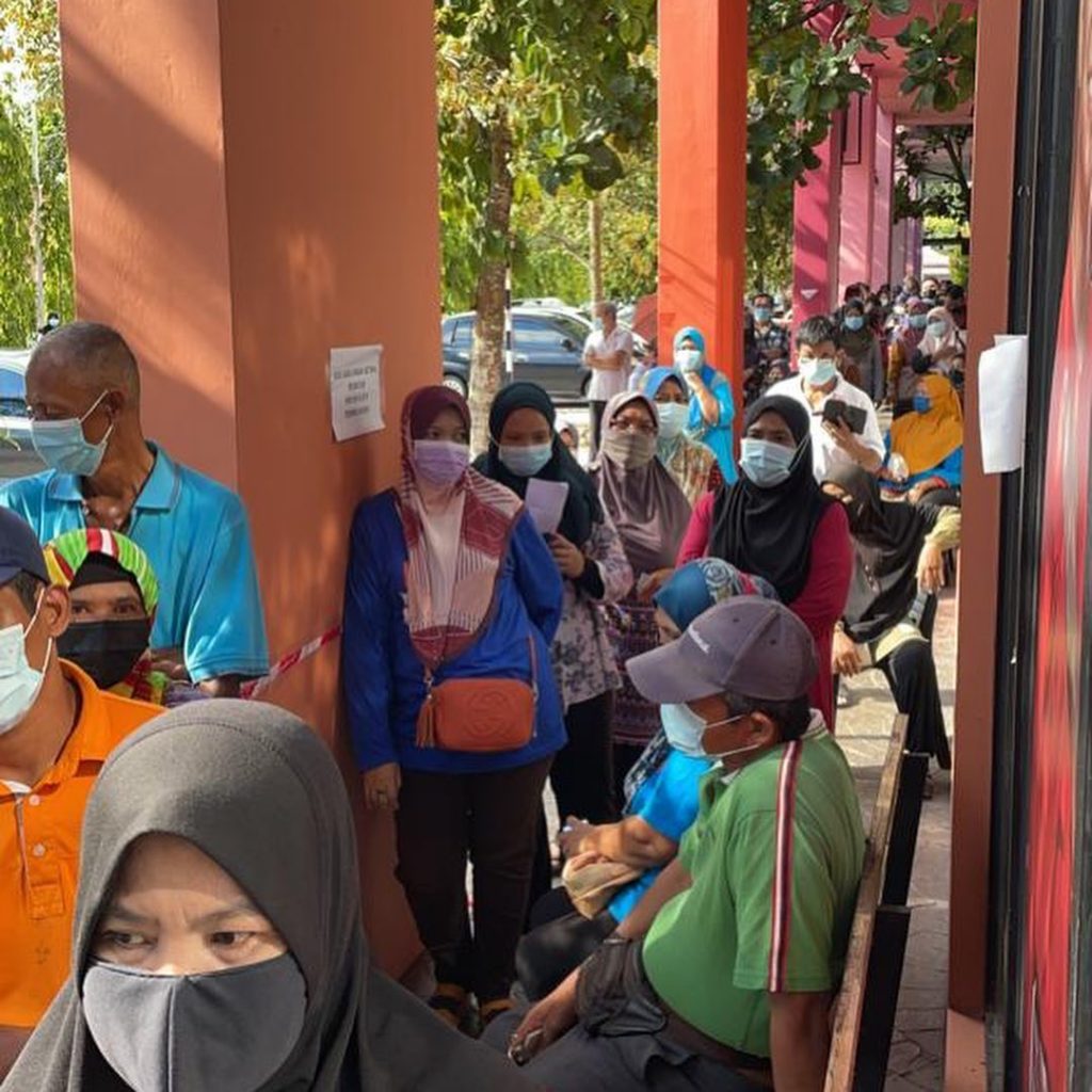 Terlalu ramai orang Muar beratur minta bantuan, pejabat Syed Saddiq ...
