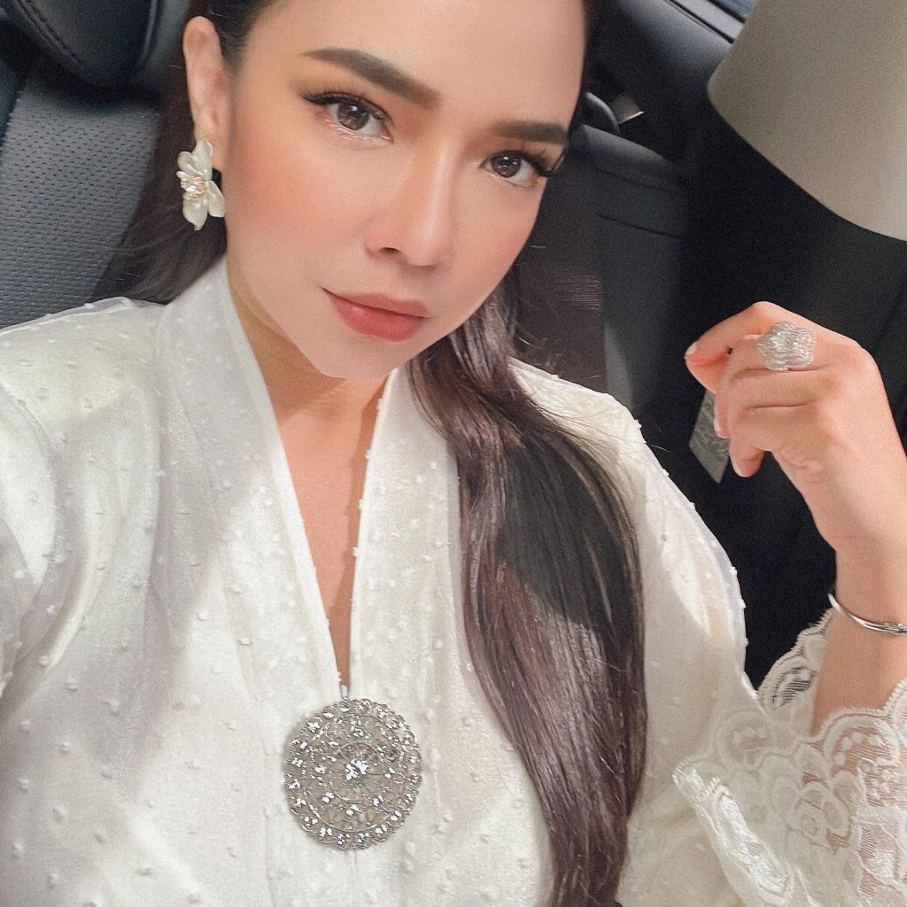 Nora Danish menari lagi, netizen malu nak tengok -" Dah tua tutup2 la ...