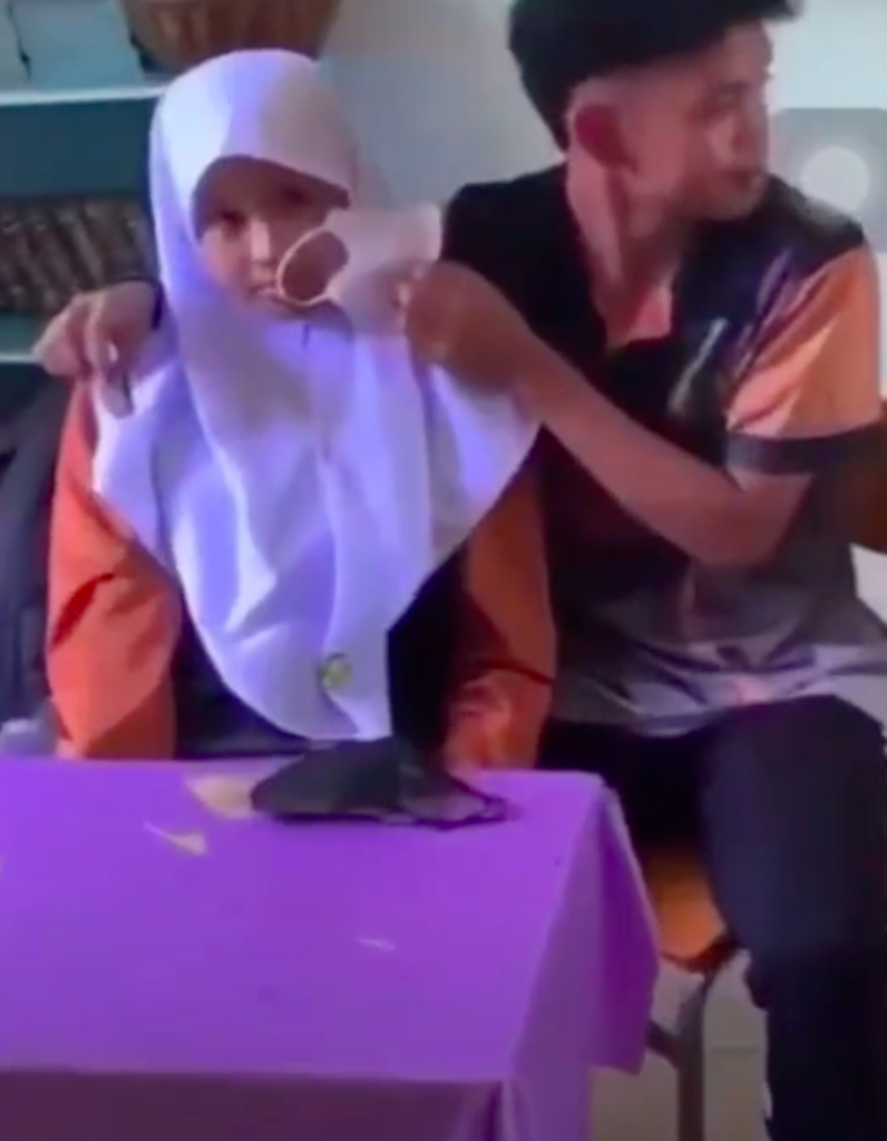 Duduk atas riba, budak sekolah 'bercinta' dalam kelas curi perhatian ramai