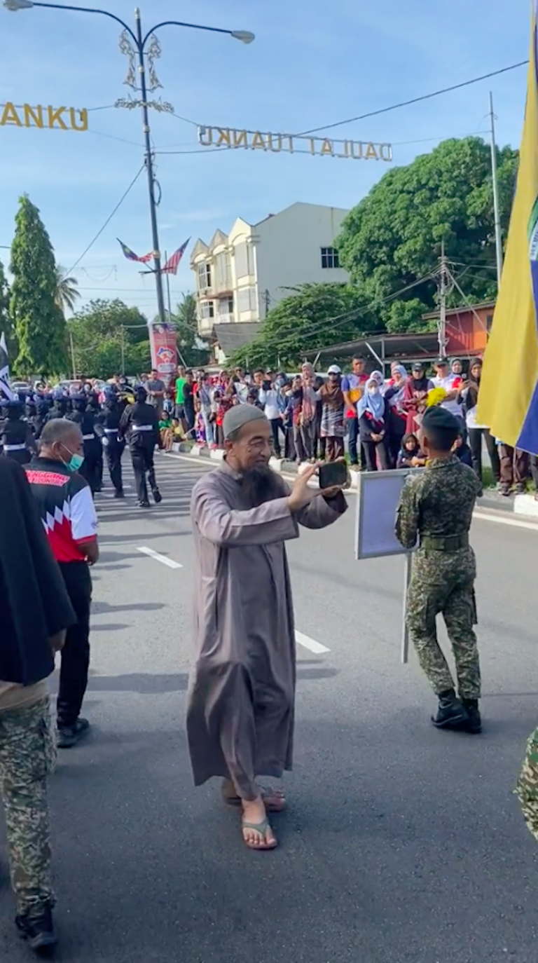 Gigih tangkap gambar perarakan, gelagat UAI curi perhatian ramai ...