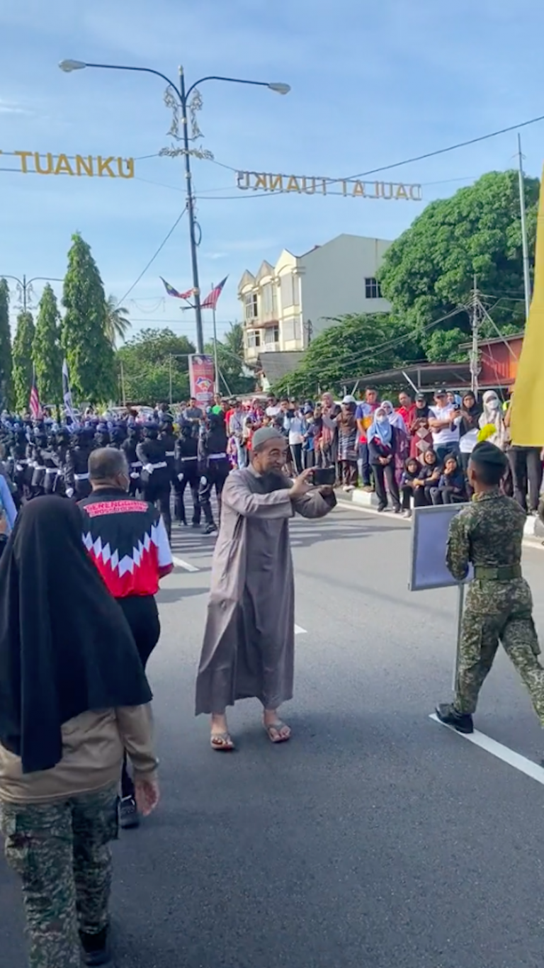 Gigih tangkap gambar perarakan, gelagat UAI curi perhatian ramai ...