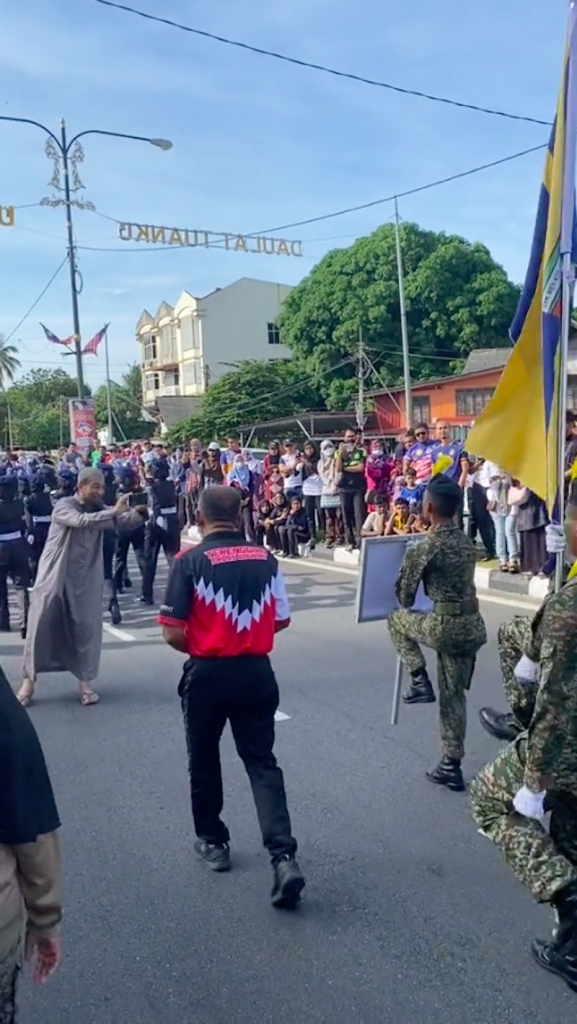 Gigih tangkap gambar perarakan, gelagat UAI curi perhatian ramai ...