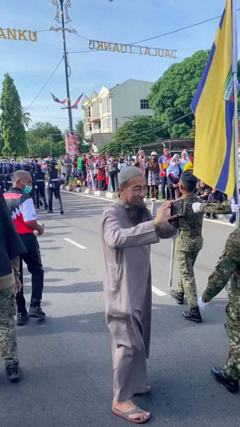 Gigih tangkap gambar perarakan, gelagat UAI curi perhatian ramai ...