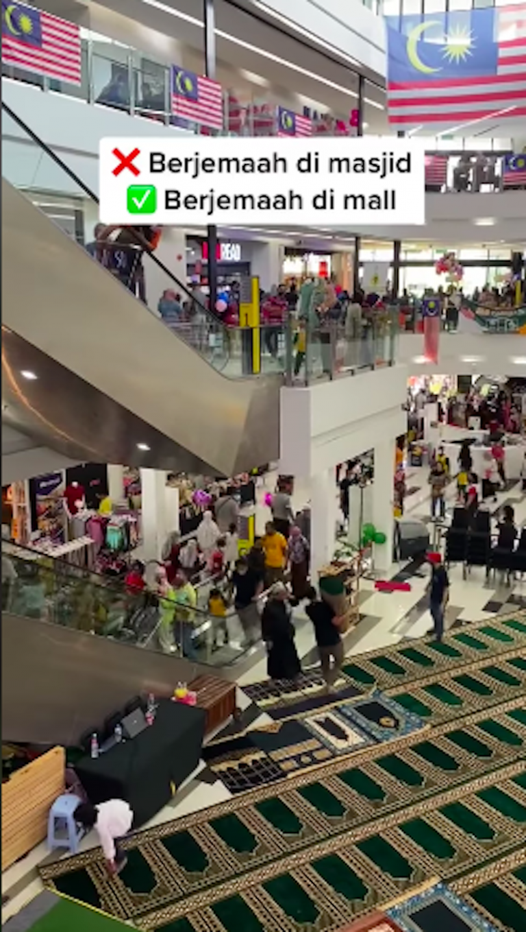 Solat di tengah2 lobi pusat beli belah, konsep Malakat Mall buat ...