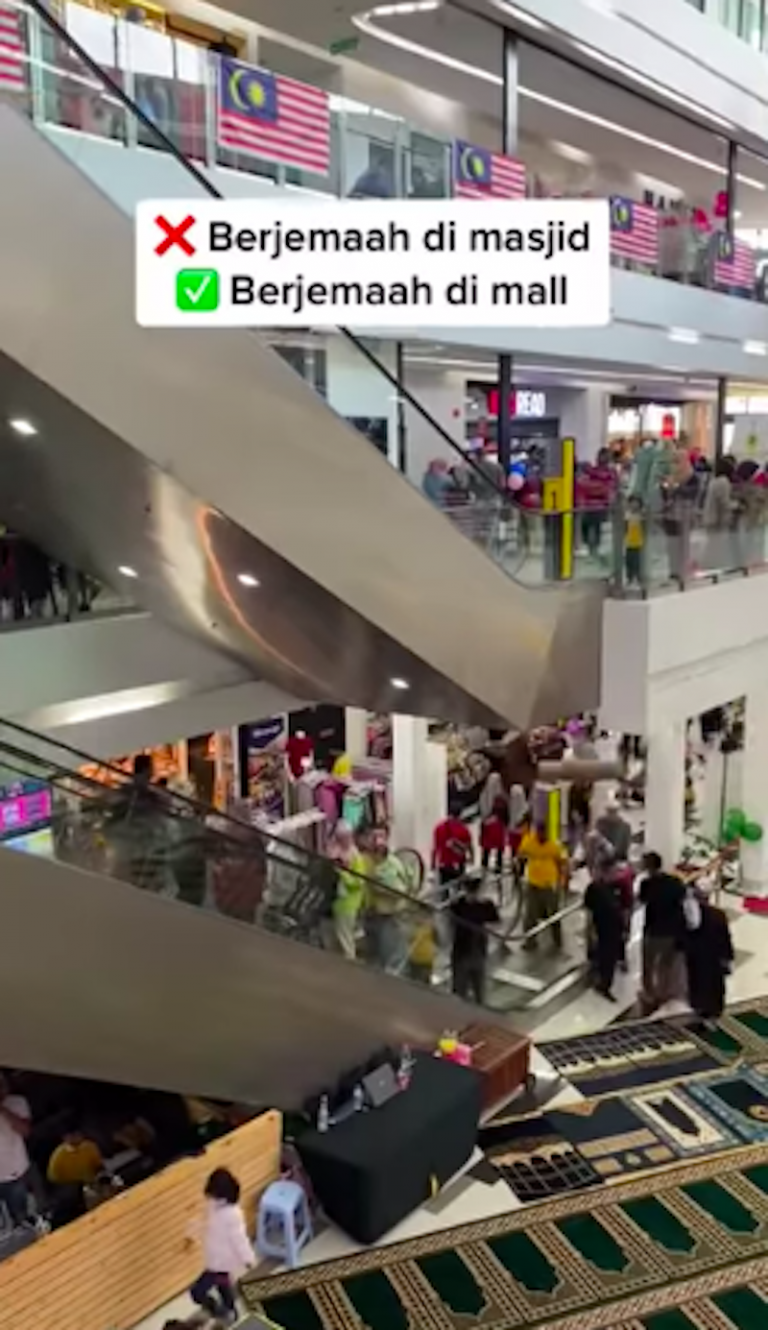 Solat di tengah2 lobi pusat beli belah, konsep Malakat Mall buat ...