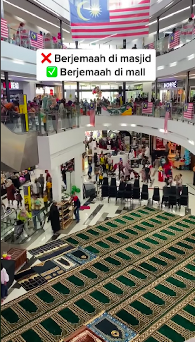 Solat di tengah2 lobi pusat beli belah, konsep Malakat Mall buat ...