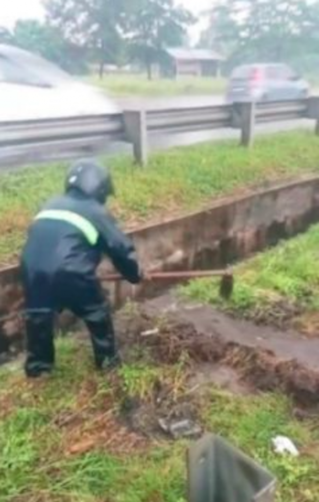 Sanggup berhujan, lelaki ini cangkul buat parit kecil, elak air ...