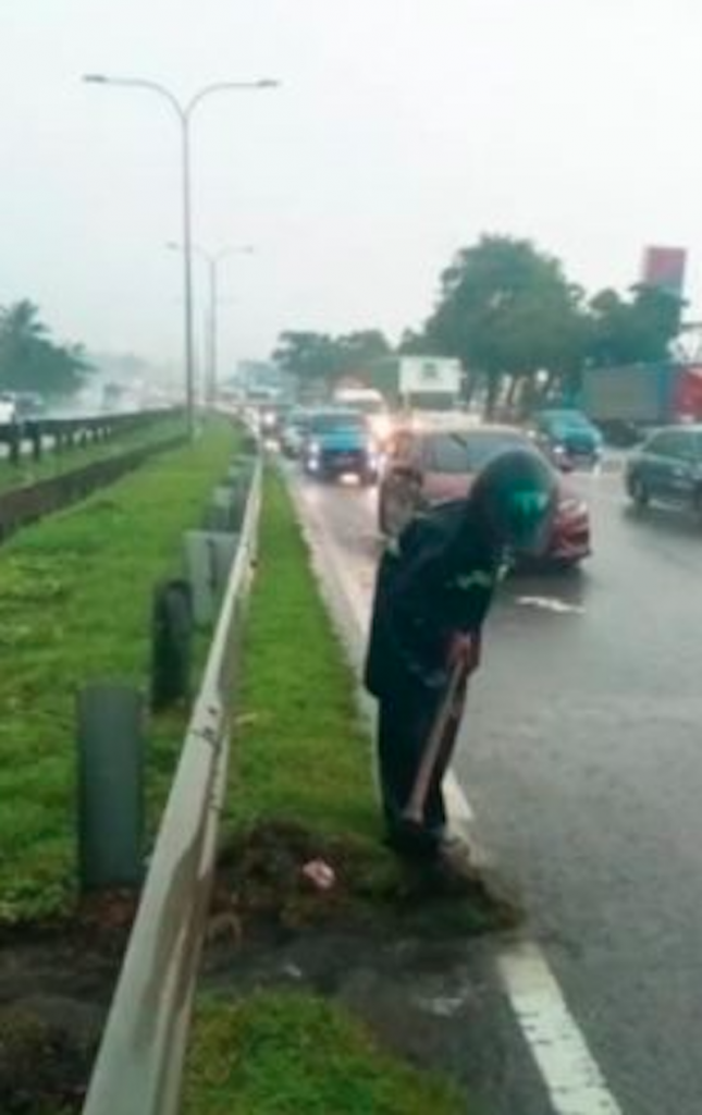 Sanggup berhujan, lelaki ini cangkul buat parit kecil, elak air ...