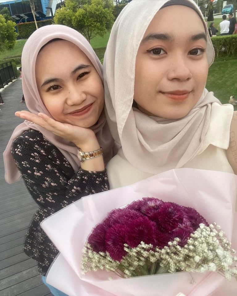 Gadis sambut hari jadi, bertuah Man Bai di meja sebelah! Siap ‘belanja’ lagu istimewa