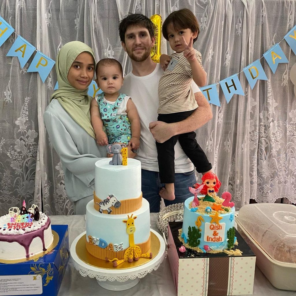 "Isteri saya yang hebat & cantik selamat lahirkan anak perempuan" -Mat Dan