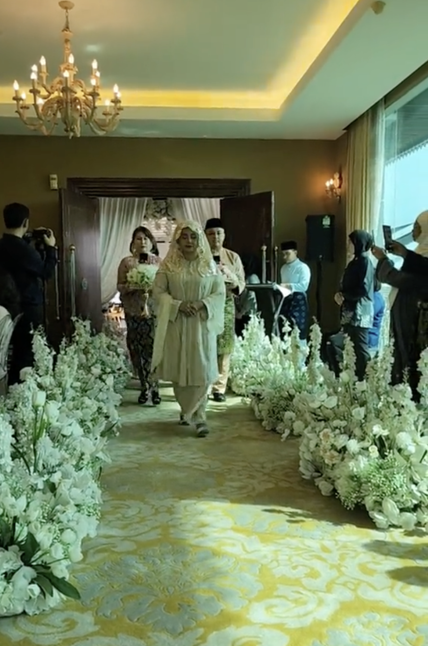 Ramai kena prank! Raja Azura masih single, hadiri majlis nikah saudara