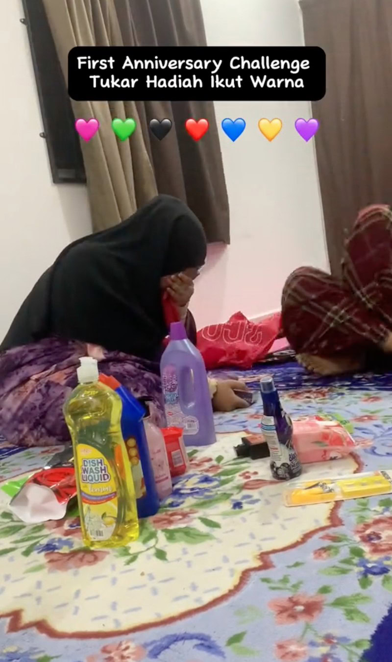 Saling tukar hadiah barangan Eco, ramai gembira lihat pasangan ini ...