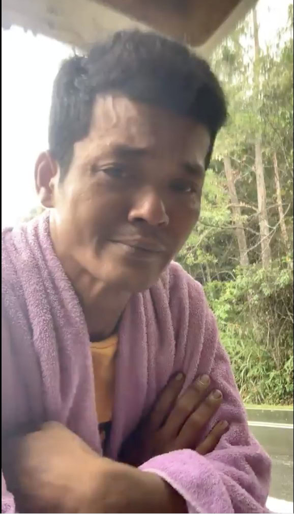 Van dipandu rosak, lelaki menangis tepi jalan bersama jenazah bapa mentua