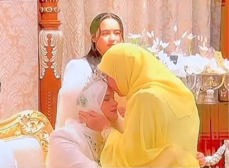 Tengku Ampuan Pahang gagal tahan sebak, berpelukan lama dengan Tengku Afzan
