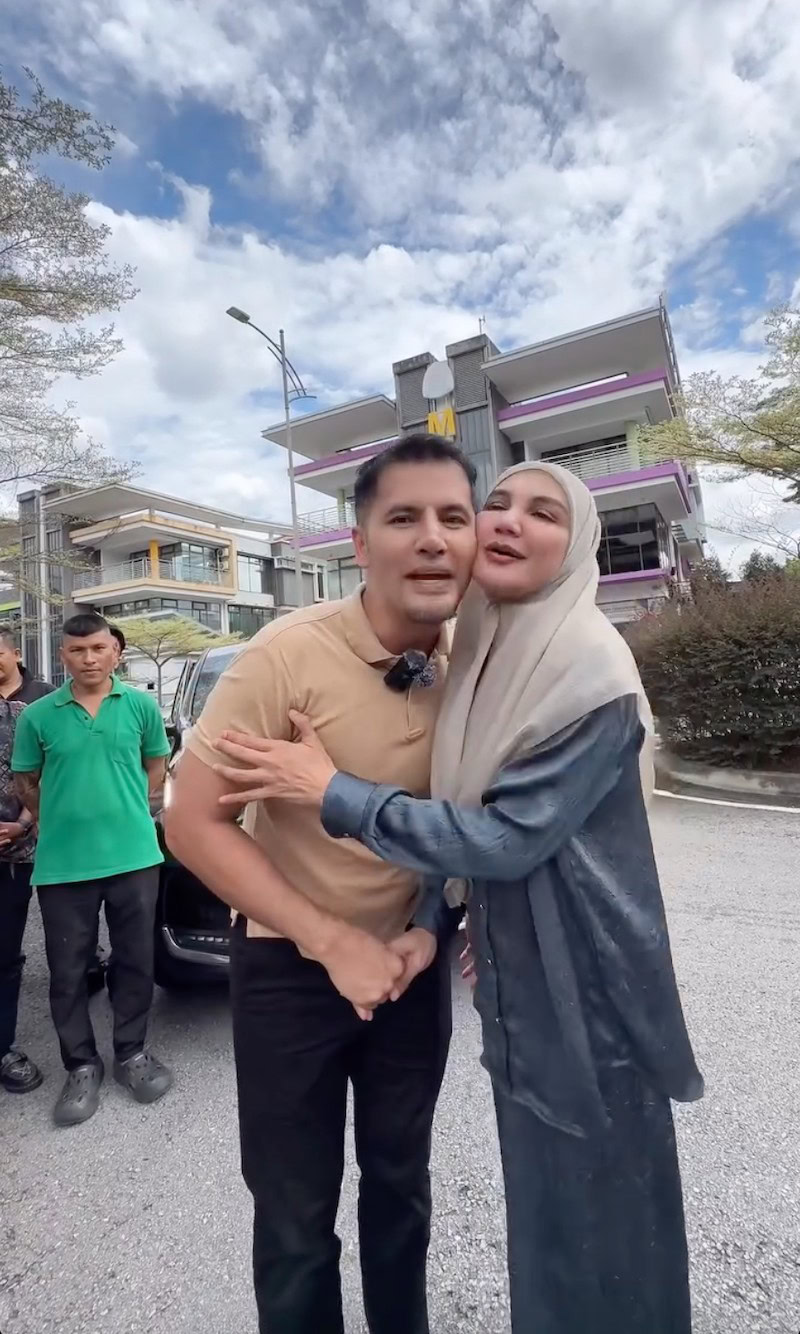 Hasil kerja keras live setiap hari, Aliff Syukri hadiahkan isteri ...