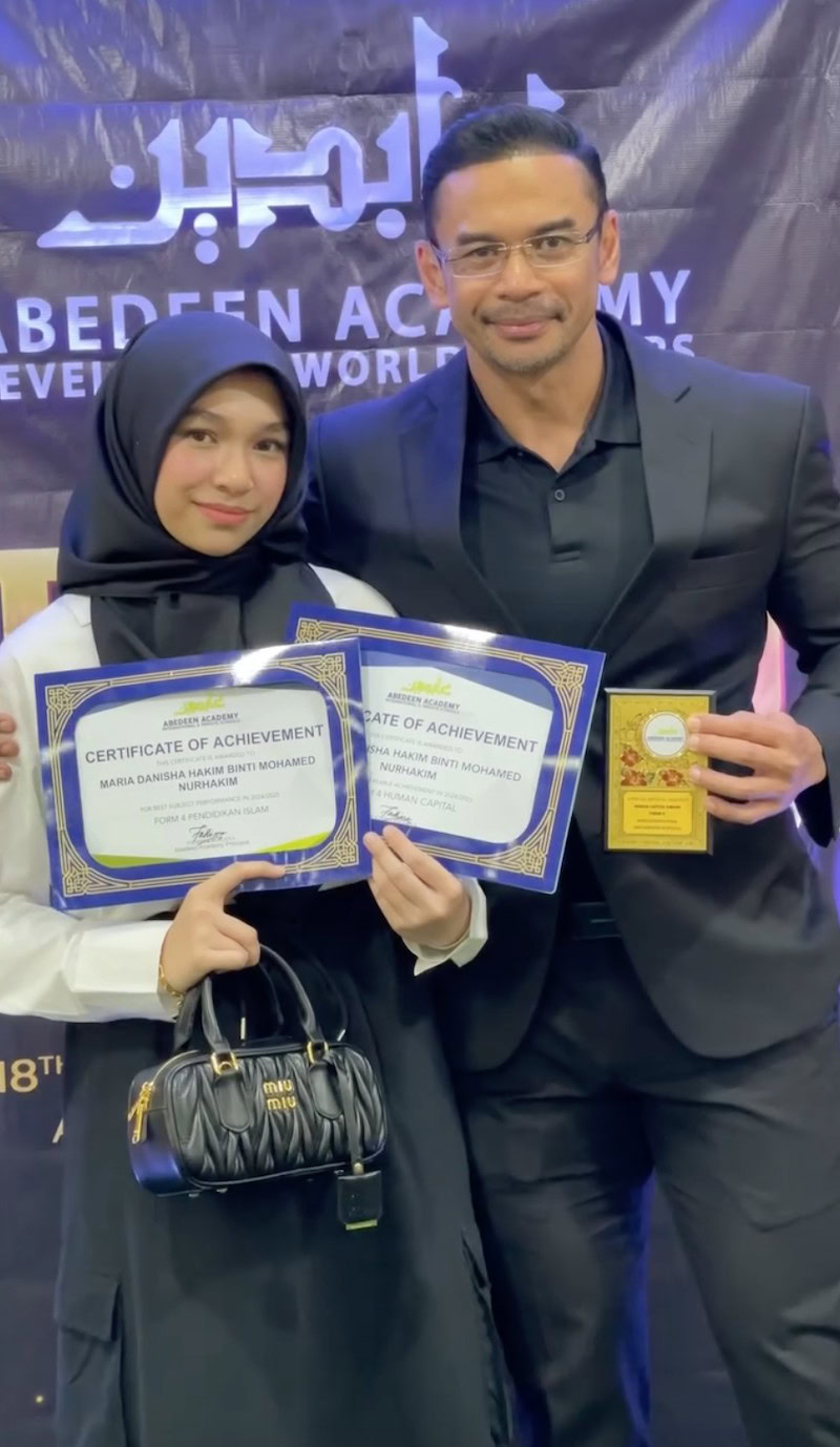Cemerlang dalam peperiksaan! Anak Norman Hakim, Abby Abadi terima ...