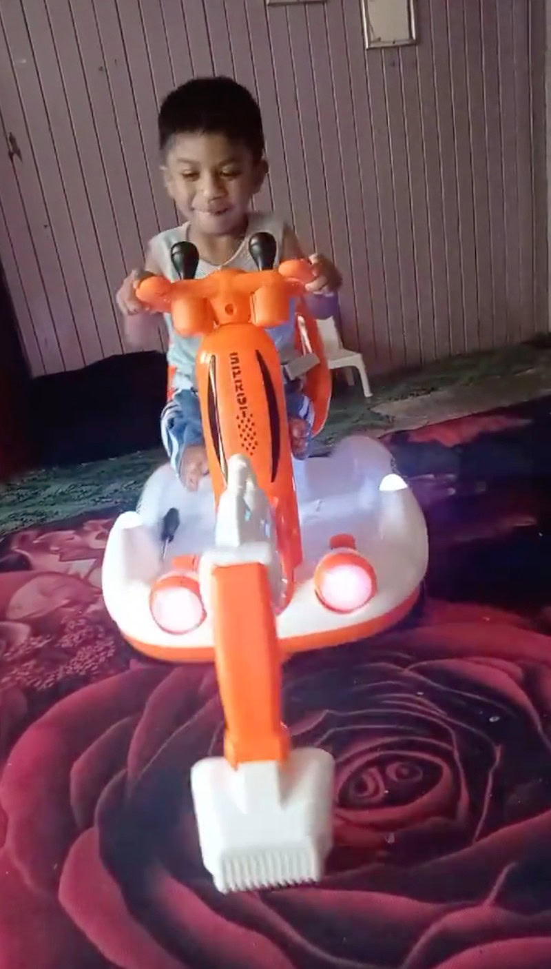 Pempengaruh hadiahkan permainan jengkaut buat kanak2 berjalan guna ...