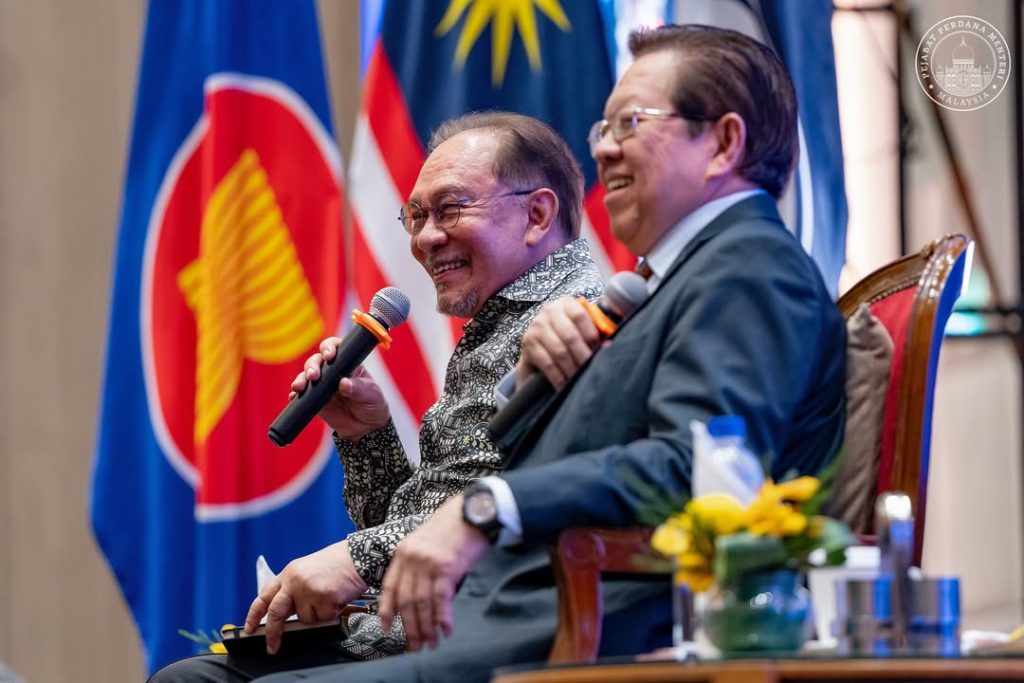 Orang kata kita tambah beban, padahal hutang tahunan negara turun secara konsisten - Anwar