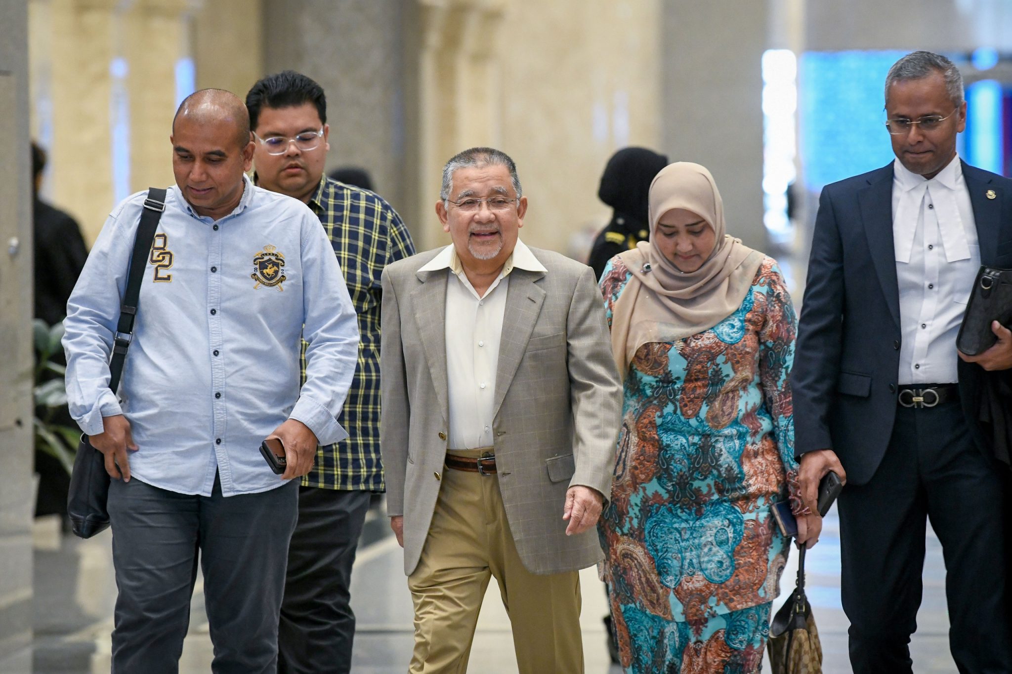Hukuman penjara, Zahid Hamidi doakan keluarga Isa Samad kuat — “Saya ...